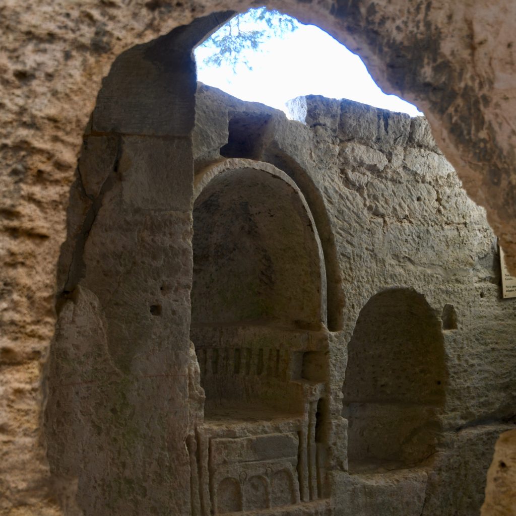 Abbaye de Saint-Roman | Une Abbaye troglodytique surplombant le Rhône à ...