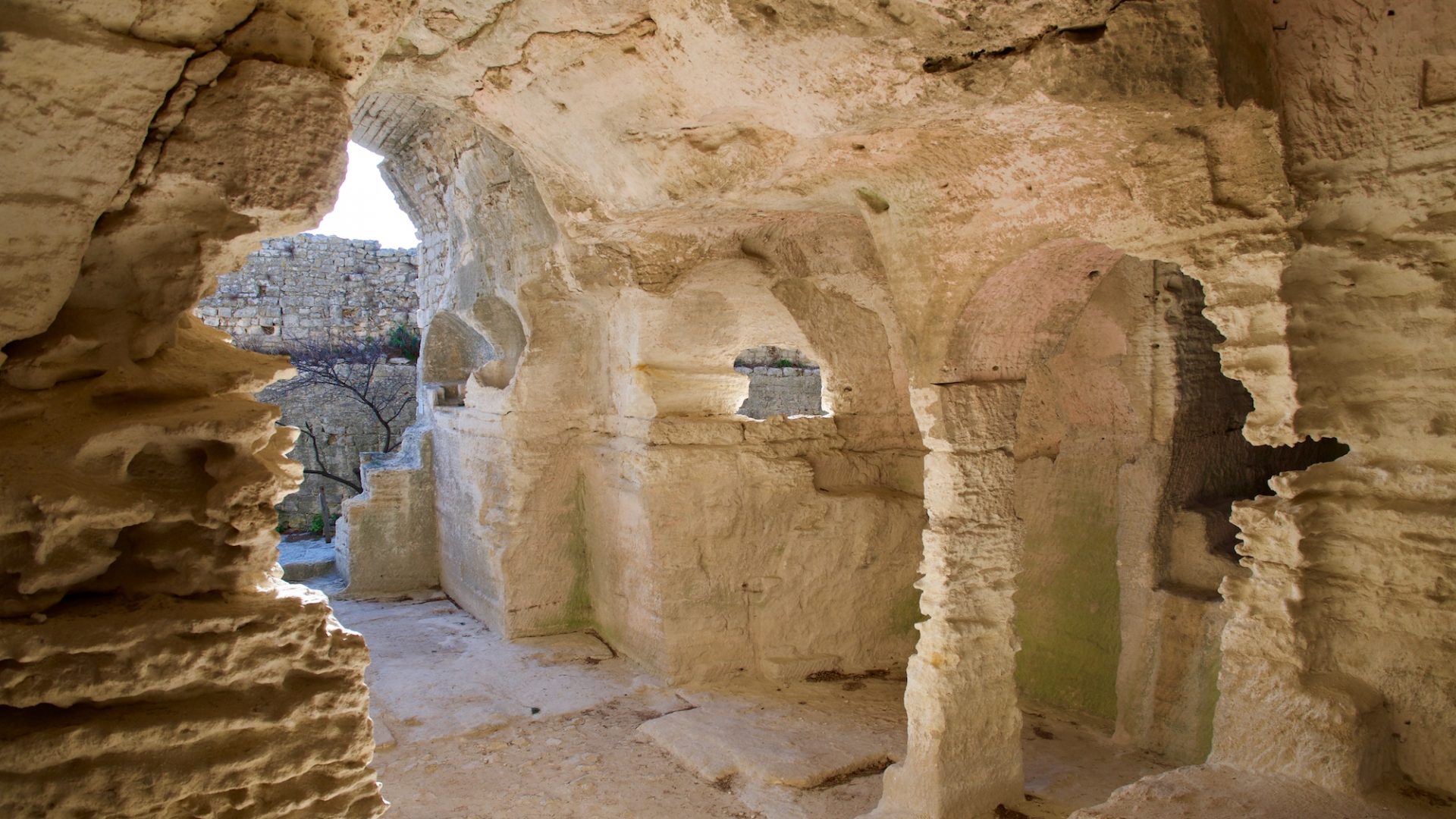 Abbaye de Saint-Roman | Une Abbaye troglodytique surplombant le Rhône à ...